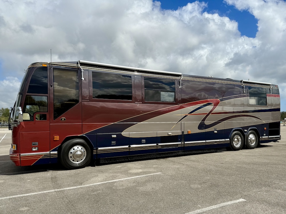 2002 Prevost Featherlite H3-45 Double Slide