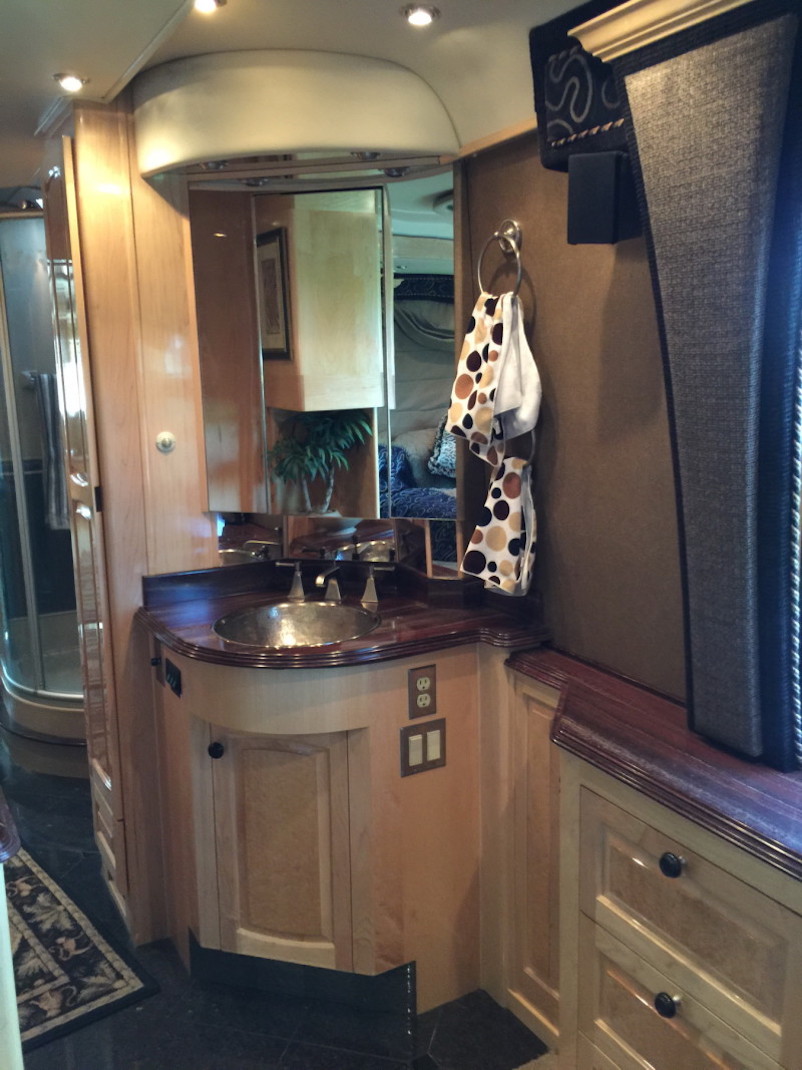 2003 Prevost Royale XLIIDouble Slide W/Matching Trailer
