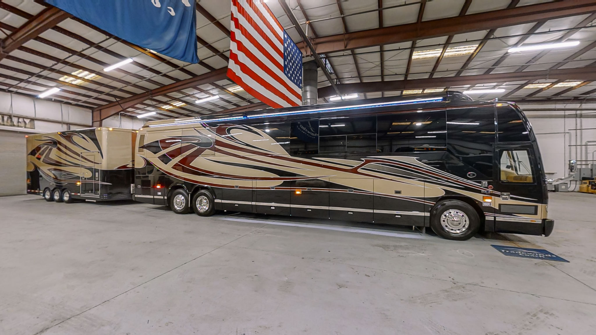 2005 Prevost Featherlite H3-45Double Slide W/Matching Trailer