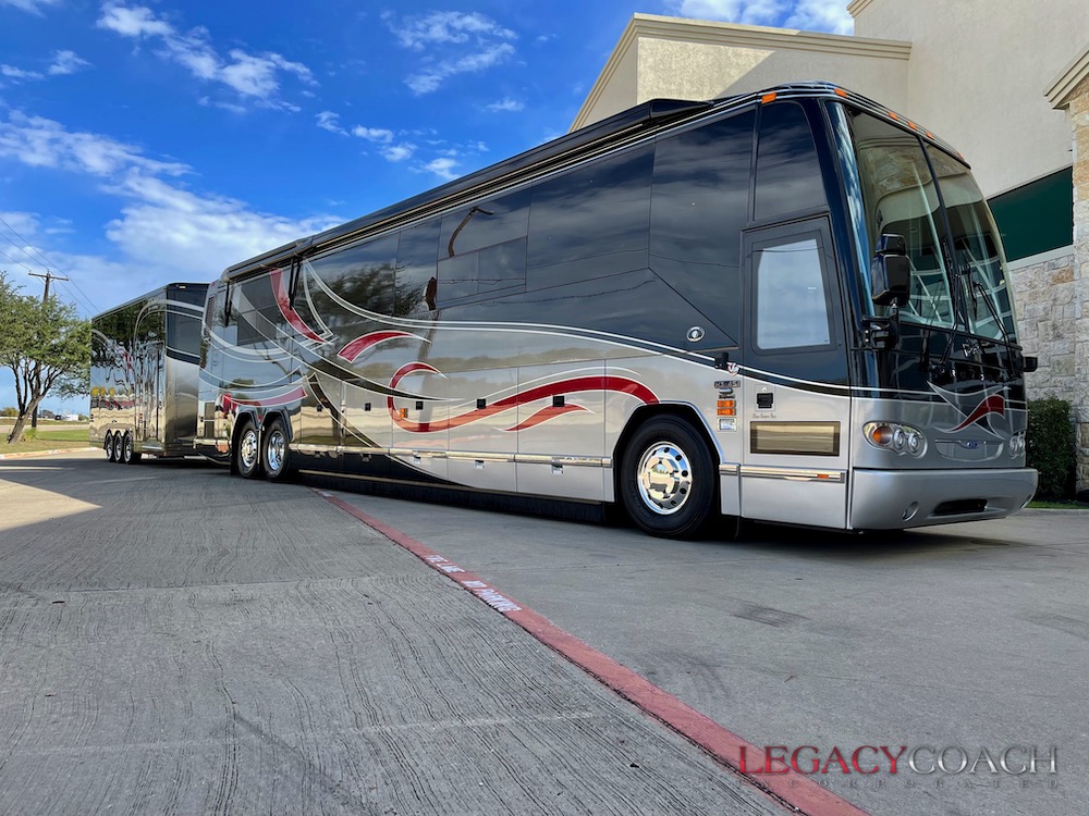 2006 Prevost Featherlite H3-45Triple Slide W/Stacker Trailer