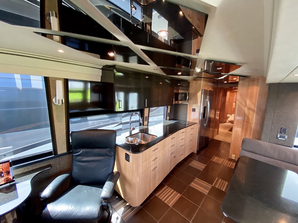 2008 Prevost Amadas H3-45Double Slide