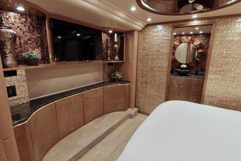 2010 Prevost Millennium H3-45 Triple Slide